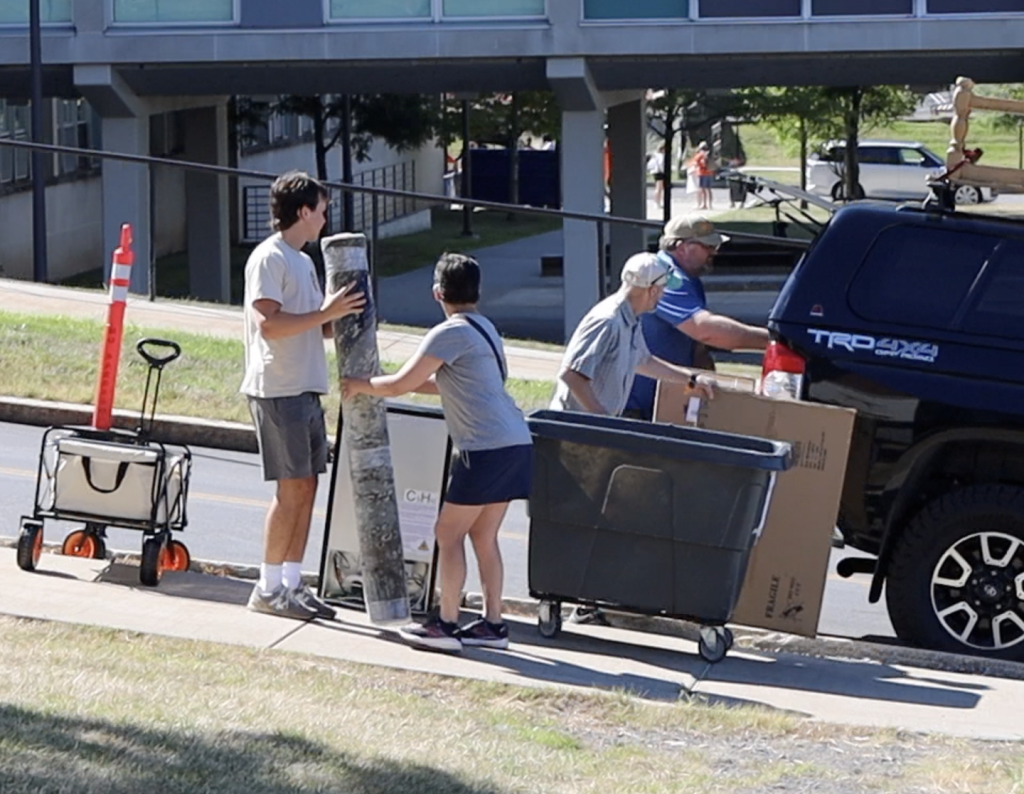 Families Offer Words of Wisdom During Welcome Week Move In | Syracuse ...
